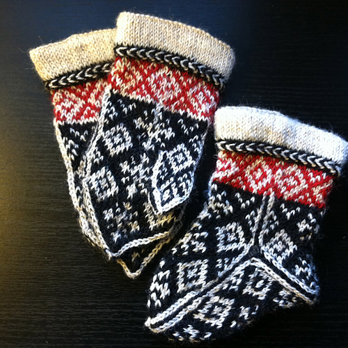 Ravelry: Bainbridge Baby Mitts, Hat & Booties pattern by C Tlam