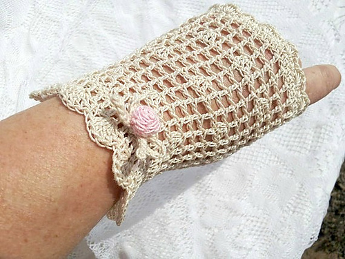 Ravelry: Dainty Fingerless Rosebud Gloves pattern by Cyndi Scofield