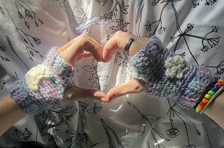 Ravelry: moon and star gloves pattern by daikon 420