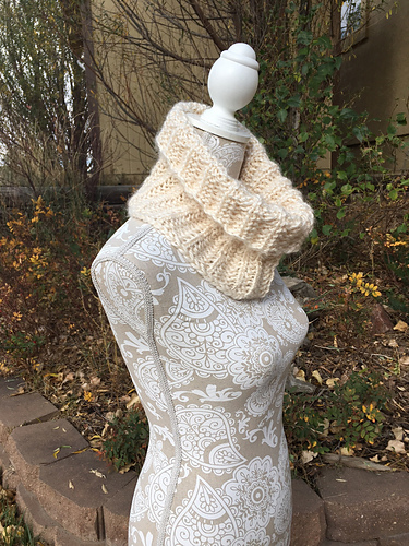 Ravelry: Alpaca Cowl pattern by Dayna Scoles