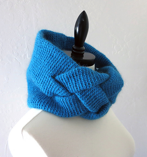 Ravelry: Braided Cowl pattern by Deja Joy