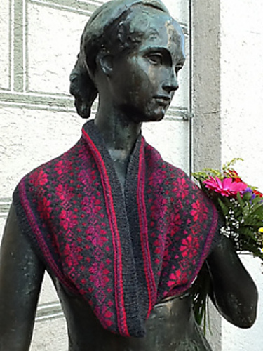Ravelry: Jhaampe Cowl pattern by Elizabeth Ravenwood