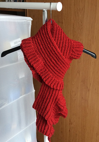 Ravelry: Subtle Ruffle Scarf pattern by Lisa van Klaveren