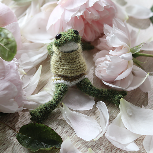 Ravelry: Crocheted Frog pattern by Claire Garland