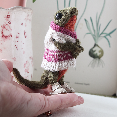 Ravelry: Newt pattern by Claire Garland