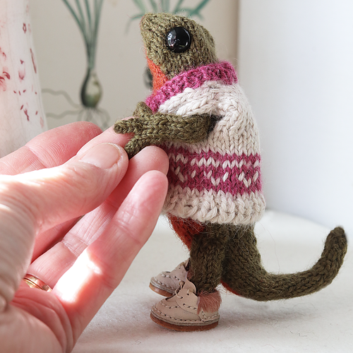 Ravelry: Newt pattern by Claire Garland