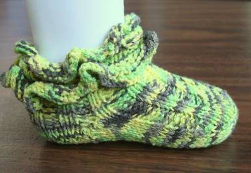 Ravelry: Maizy Ruffled Socks pattern by Laura Andersson