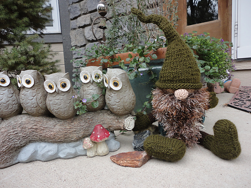 Ravelry: Jultomtar & Teeny Tomte pattern by Alan Dart