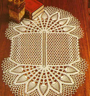 Ravelry: Oval-Shaped Table Runner pattern by Kimi Honda （本田 君）