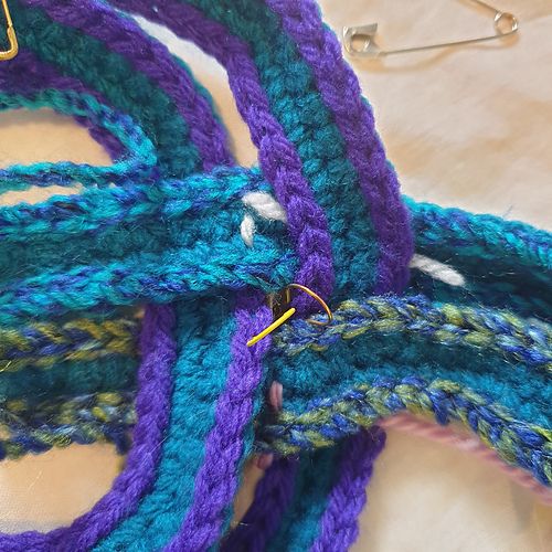 Ravelry: Knot with Two Circles pattern by Elyse Yeager