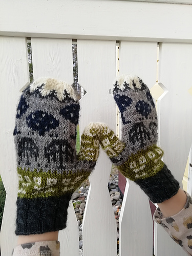 Ravelry: Spooky Park Mitts mystery KAL pattern by Hanna Kyttä