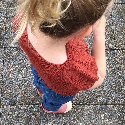 Ravelry: Løvfalltopp / Falling Leaves Top pattern by Strikkelisa