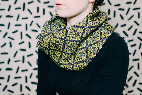 Ravelry: Waar Cowl pattern by Ella Gordon