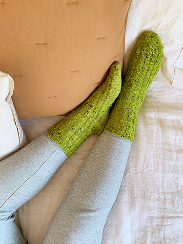 Ravelry: The Mirror Socks pattern by Esther Romo