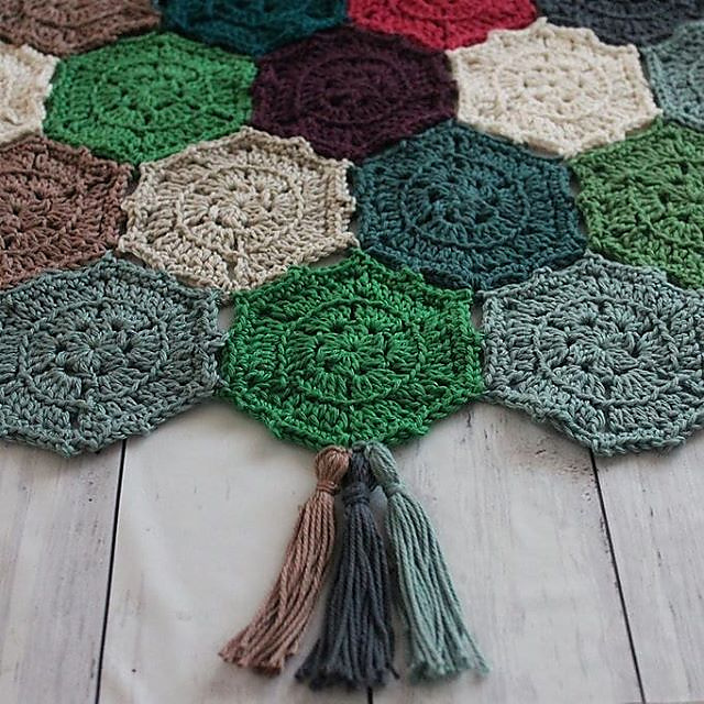 Ravelry: 2018 Advent Table Runner pattern by Emma Wilkinson