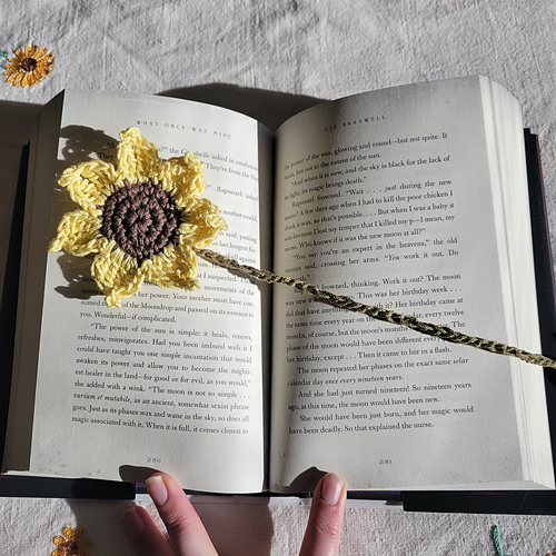 Ravelry: Sunflower Bookmark pattern by Sophie Teagarden