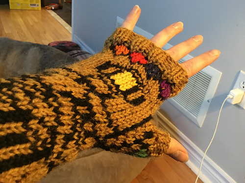 Ravelry: InfiKnity Gauntlet pattern by DrawFour Designs