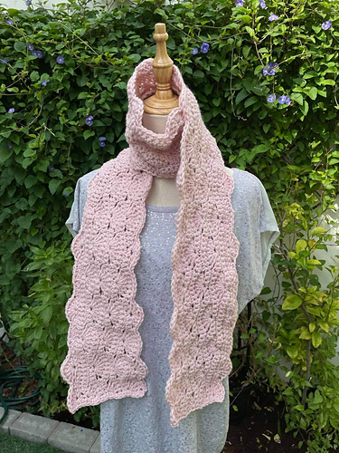 Ravelry: Wavy shells scarf pattern by Esther York