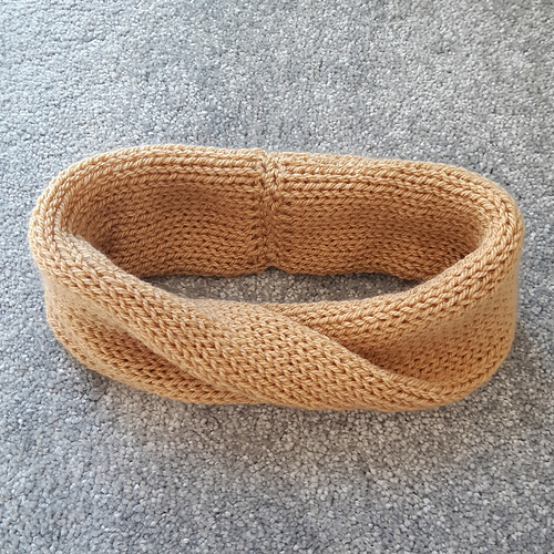 Ravelry: Camel Twist Headband pattern by Esther Kate