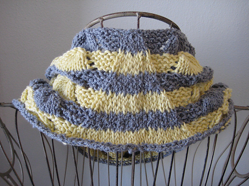 Ravelry: Lucina Shell Cowl pattern by Gretchen Tracy