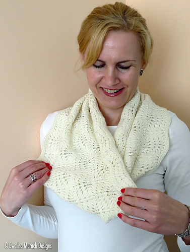 Ravelry: Feather Lace Cowl pattern by Ewelina Murach