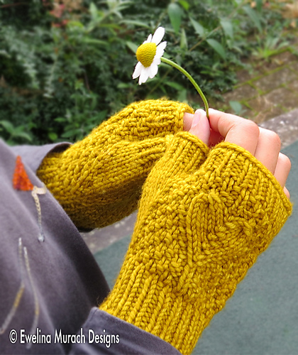 Ravelry: Heart Mittens pattern by Ewelina Murach