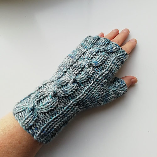 Ravelry: Knitty Knotty mitts pattern by Susan Ashcroft