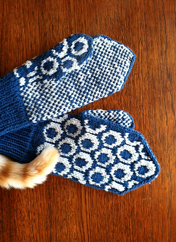 Ravelry: Circle Mittens pattern by Inge Sandholt