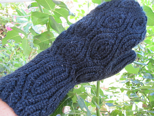 Ravelry: Almond Mittens pattern by Dagmar Mora