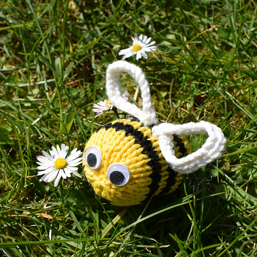 Ravelry: Dizzy Bee pattern by Amanda Berry