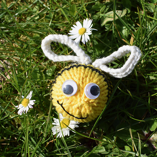Ravelry: Dizzy Bee pattern by Amanda Berry
