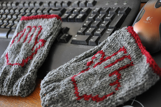 Ravelry: frankiesoup's Pro-gamer gloves