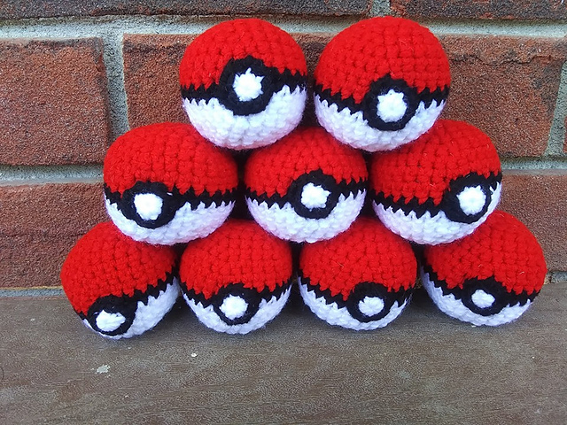 Ravelry: Pokeballs pattern by Jenni Frencham