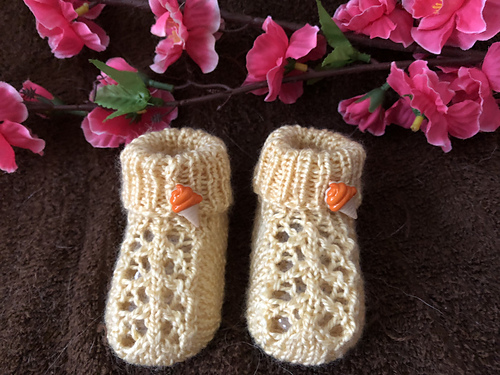 Ravelry: Toitoi Booties and Beanie pattern by Charlotte Marjoribanks