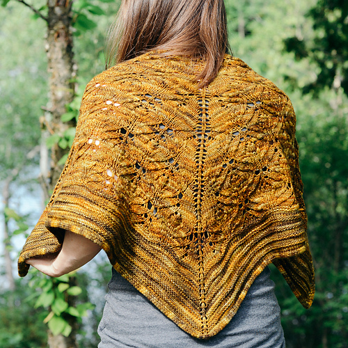 Ravelry: Snakes and Spiders Shawl pattern by Gabrielle Vézina