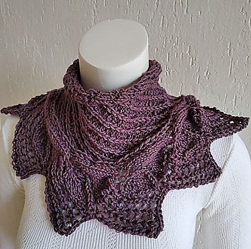 Ravelry: Diagonal Cowl pattern by Jen Giezen