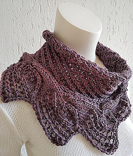 Ravelry: Diagonal Cowl pattern by Jen Giezen