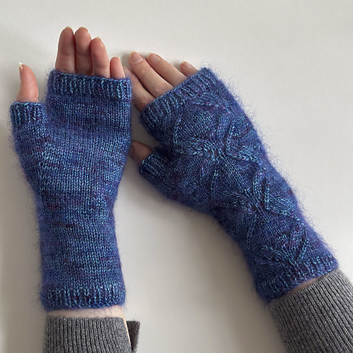 Ravelry: Idylls of Winter Mitts pattern by Virginia Sattler-Reimer