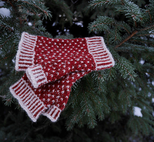 Ravelry: Ulla halvvantar // Ulla fingerless mitts pattern by Linda Lötberg
