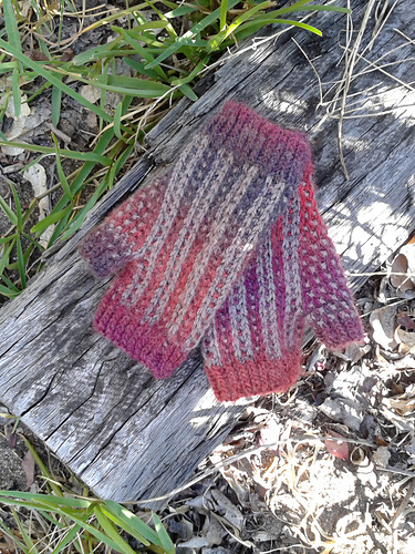 Ravelry Gilly Bean Mitts Pattern By Paula Mckeever