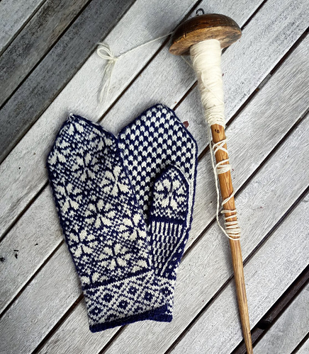 Ravelry: Blómavettlingar pattern by Gudlaug M. Juliusdottir