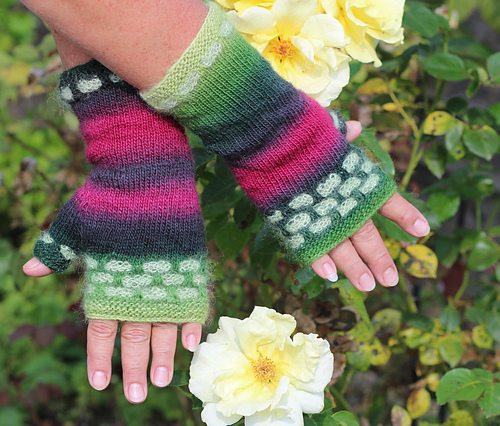 Ravelry: basket weave fingerless mittens pattern by Beate Zäch