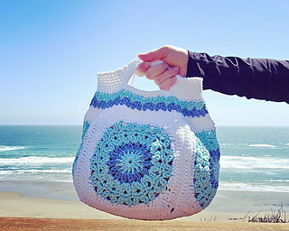 Ravelry: Tote By the Ocean pattern by Raine Eimre