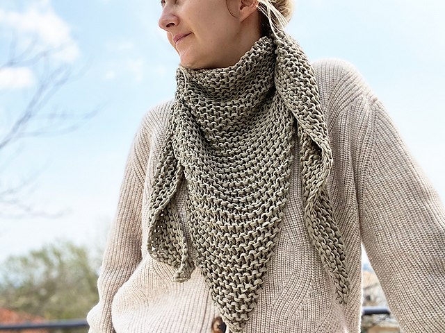 Ravelry: Triangle Scarf pattern by Louise Bollanos
