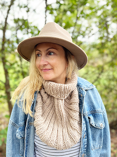 Ravelry: Knitted Ribbed Cowl pattern by Louise Bollanos
