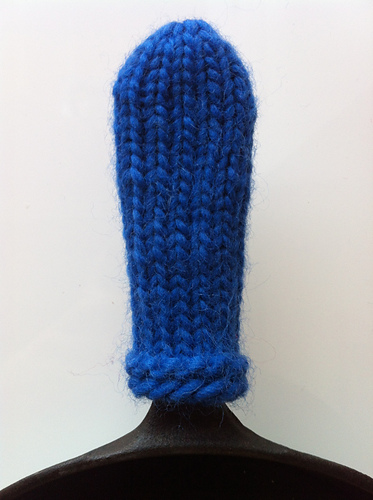Ravelry: Super Quick Pan Handle Cover pattern by Hannah Nelson