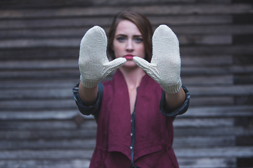 Ravelry: Tulle Mittens pattern by Janet Milne