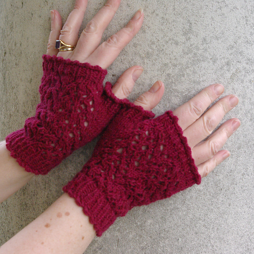 Ravelry: Ferrara Mitts pattern by Miranda
