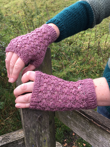 Ravelry: Fieldfare Mitts pattern by Miranda