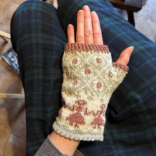 Ravelry: Luella's Mitts pattern by Anna Shoub